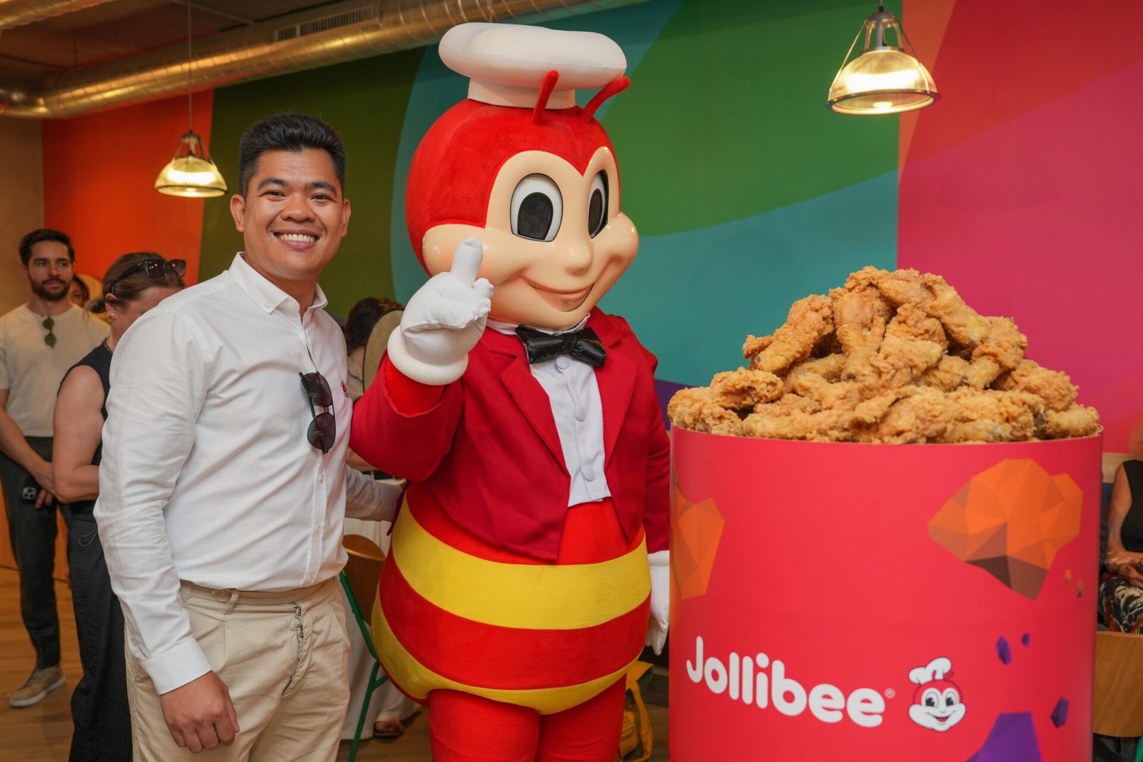 JOLLIBEE Glenn Umali, Country General Manager, Italy e Mascotte ...